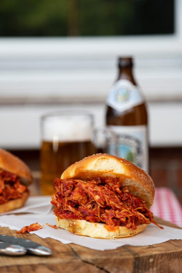 super saftige Pulled Chicken Burger | tastesheriff