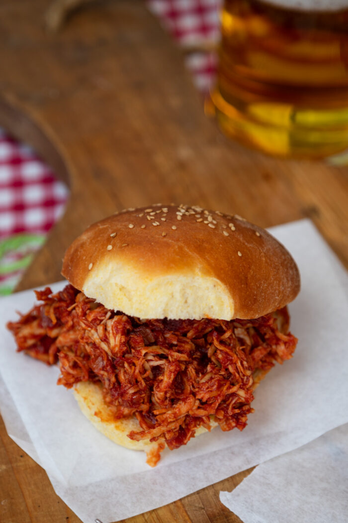 super saftige Pulled Chicken Burger | tastesheriff