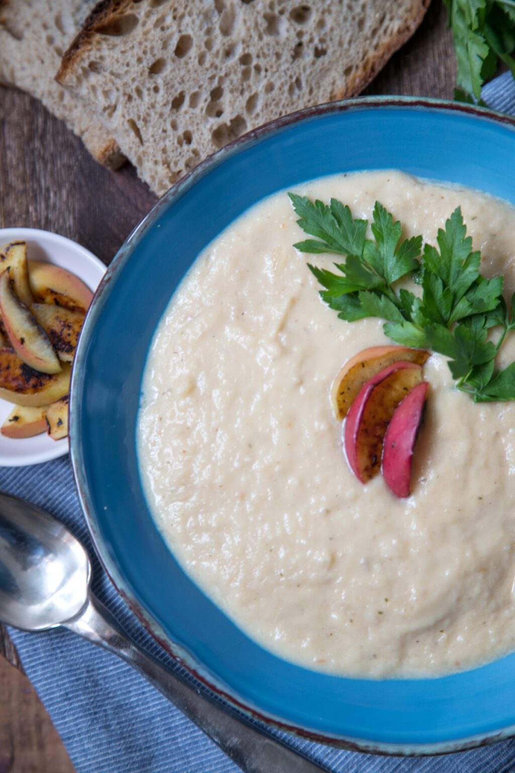 eine leckere Apfel-Sellerie-Suppe mit einem Hauch Zitrone