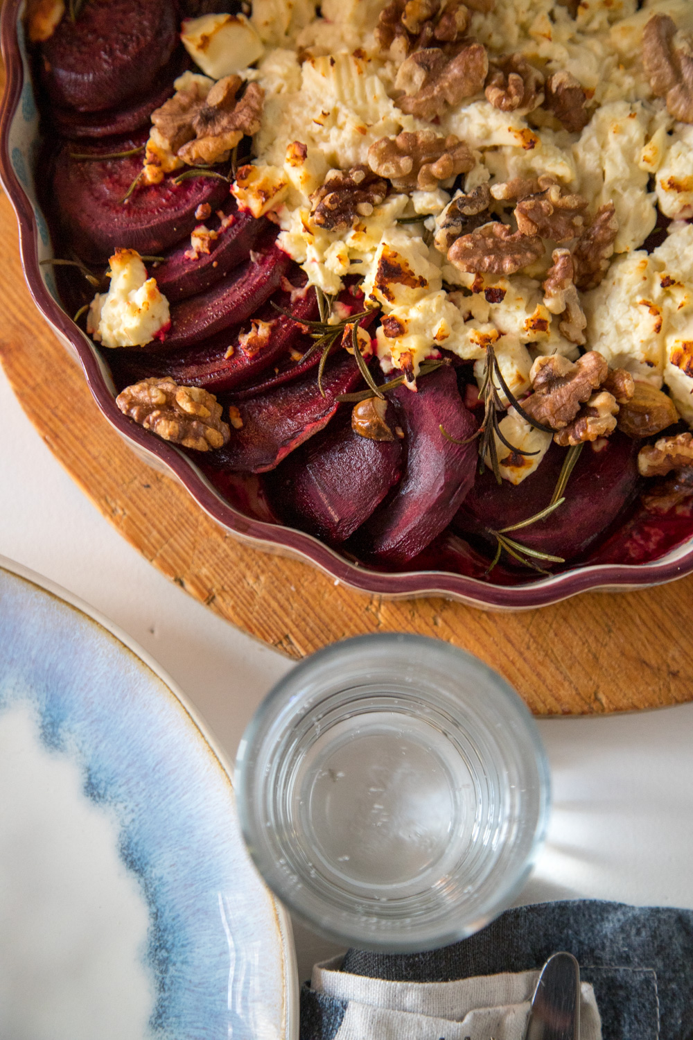 Frische Rote Bete mit Feta und Walnüsse aus dem Ofen