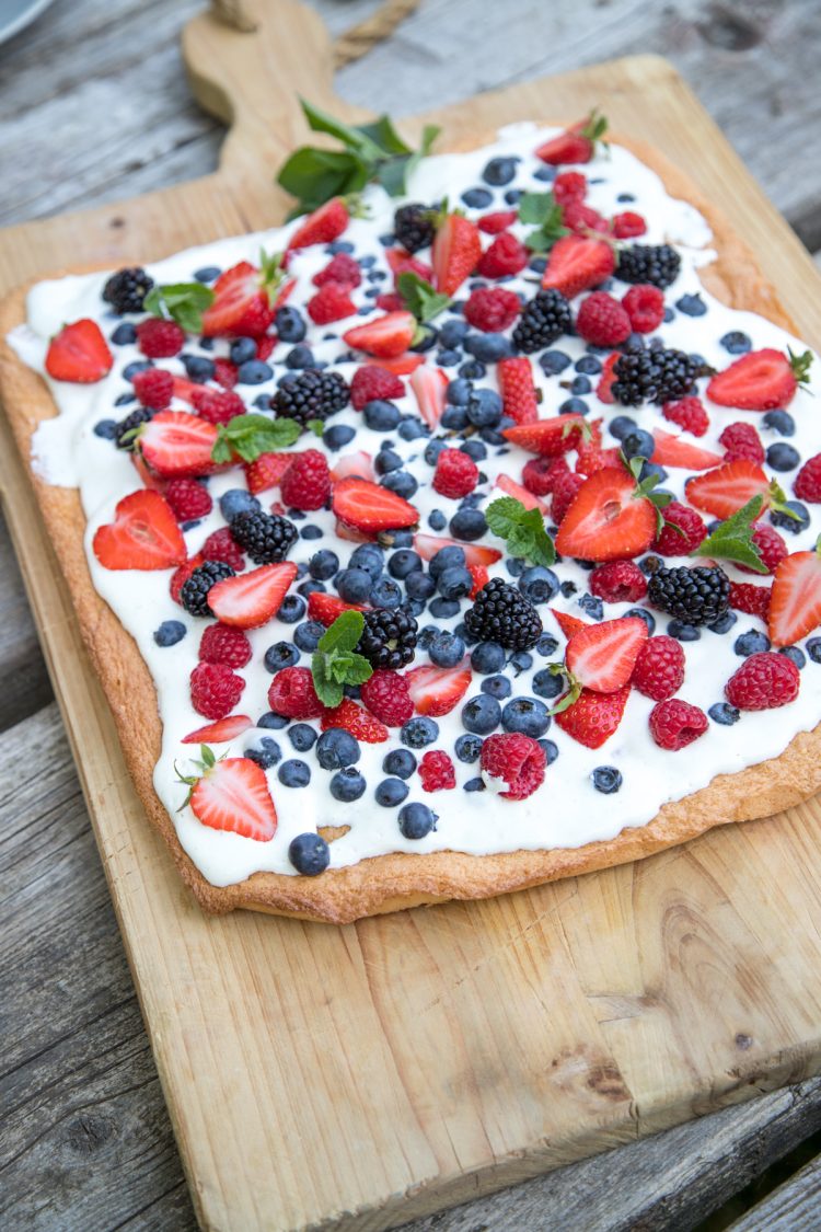 Eindruck schinden mit einem Biskuit, Creme und Früchten
