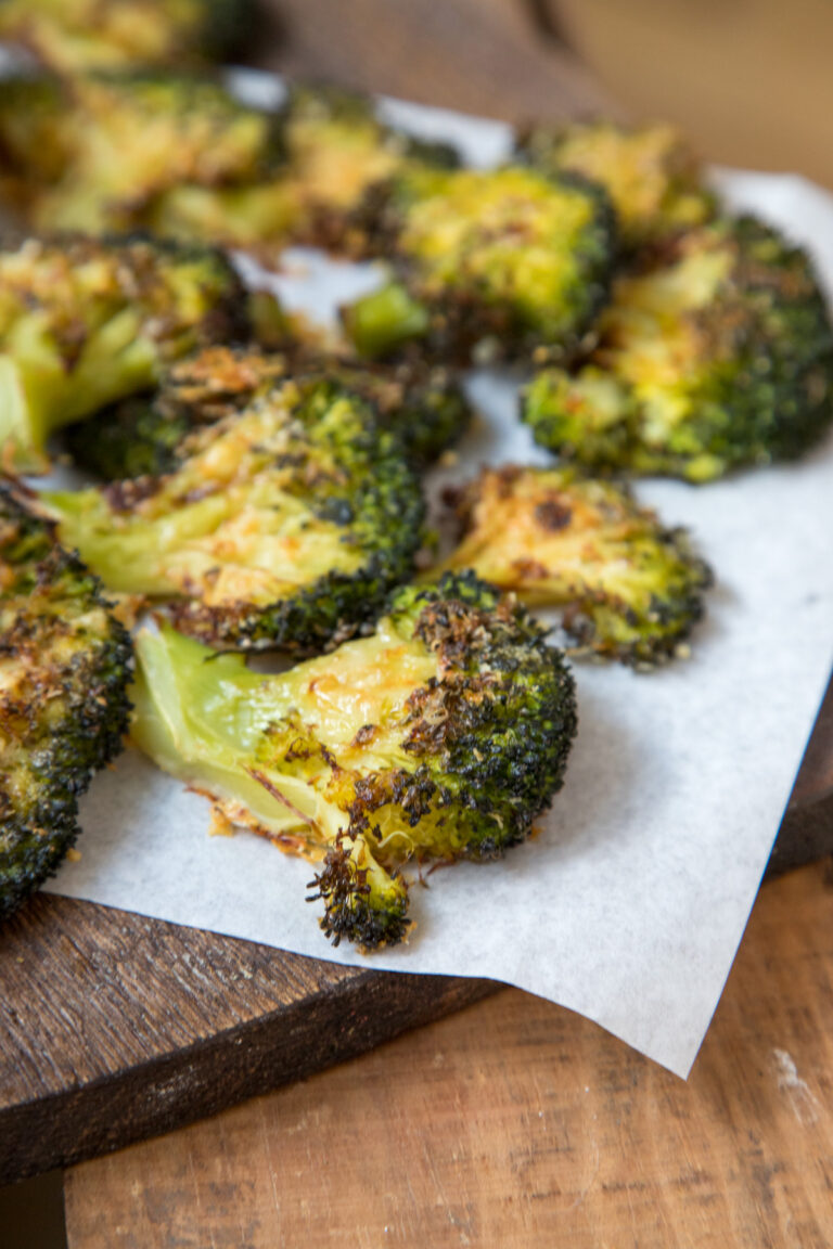 Brokkoli Snacks aus dem Ofen mit Siriacha Dip | tastesheriff